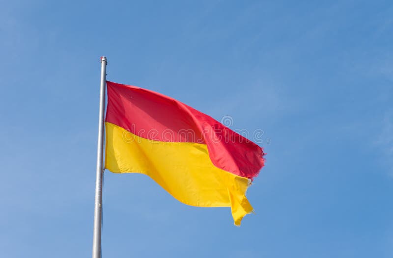 Rood met gele vlag stock afbeelding. Image of pool, gevangenis - 41130313