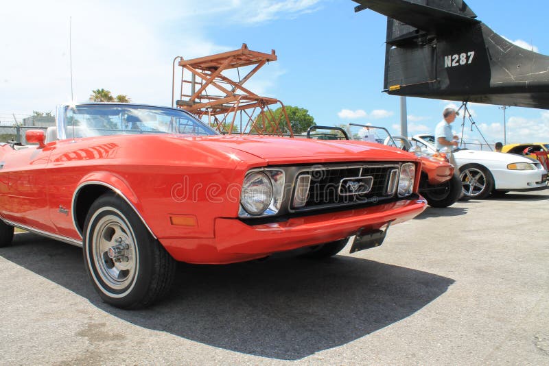 Rood Oud Convertibel Ford Mustang Redactionele Afbeelding - Image of ...