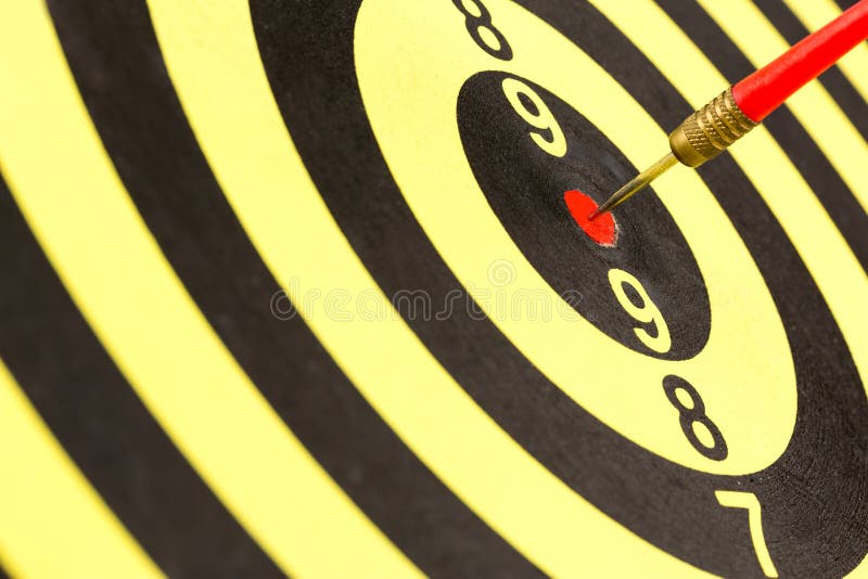 Rood pijltje stock foto. Image of nauwkeurigheid, nadruk - 102877512