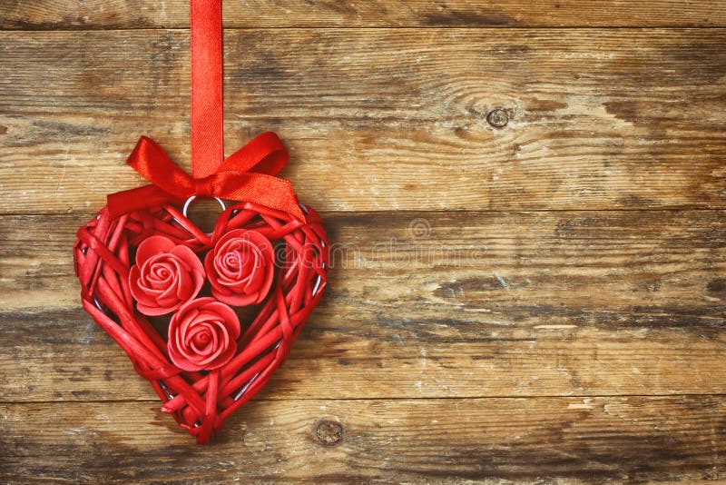 Rood rieten hart met rozen stock foto. Image of decoratie - 90564360