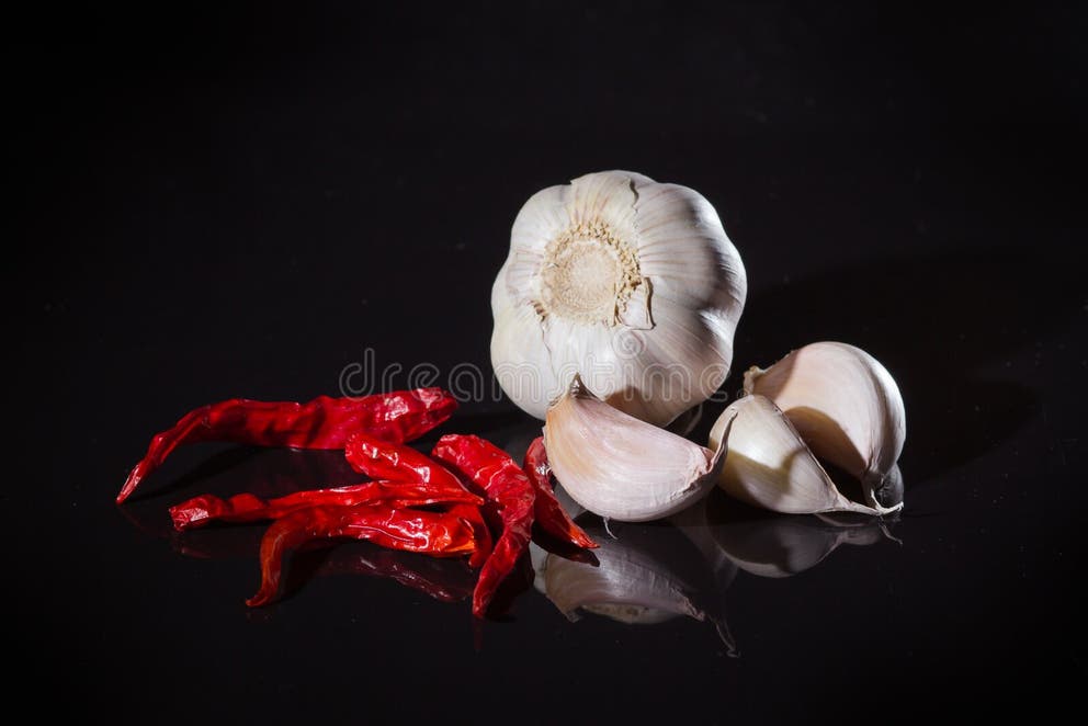 Rood Spaanse Pepers En Een Knoflook Stock Foto - Image of achtergrond ...