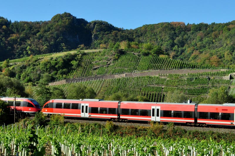 Rood Trein Groen Landschap In Daling Stock Afbeelding - Image of rood ...
