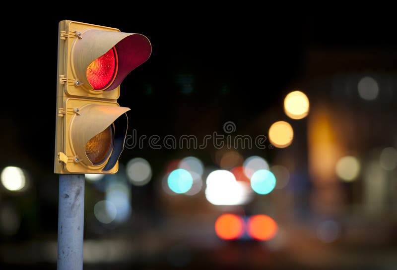 Rood verkeerslicht stock afbeelding. Afbeelding bestaande uit nacht ...