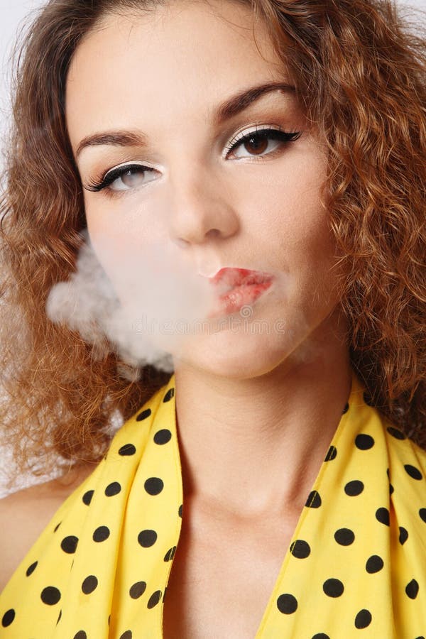 Het Roken Van De Vrouw Sigarette. Stock Foto - Afbeelding bestaande uit ...