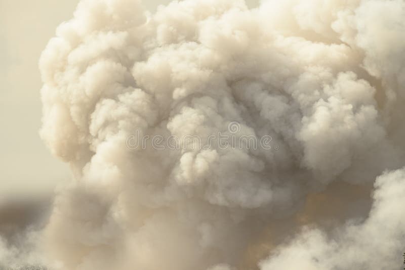 Vaak Rook Van Een Groot Vuur Stock Foto - Image of industrieel ...