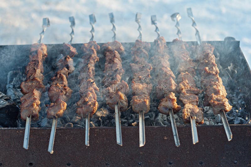 Rooster Het Vlees Van Jonge Varkens Op Een Spit Stock Afbeelding ...