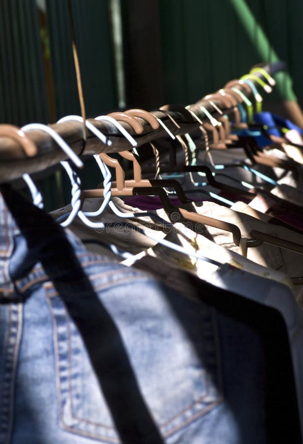 Ropa colgada en casa foto de archivo. Imagen de poliester - 17940610