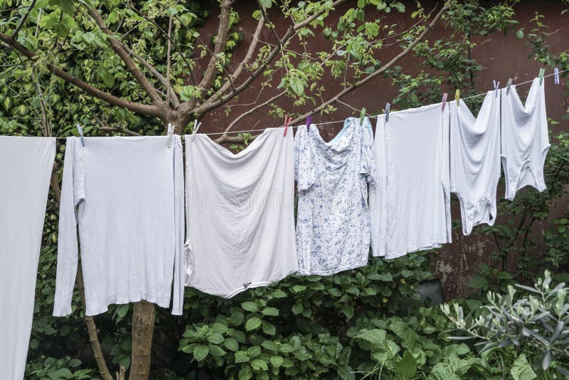 Ropa colgada en el jardín imagen de archivo. Imagen de tendedero ...