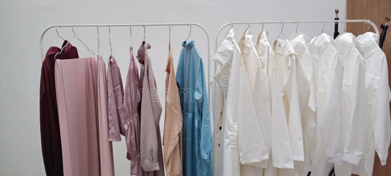 Ropa Colgada En El Perchero De Pie Con Diferentes Colores Foto de ...