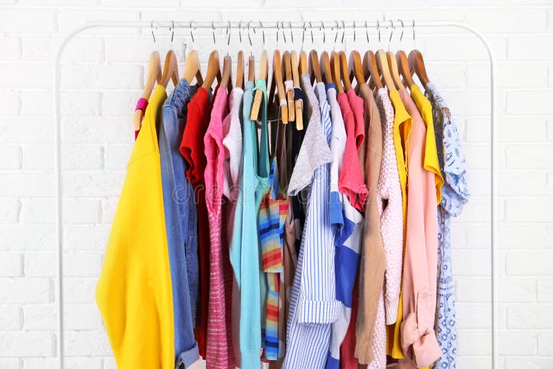 Ropa de moda en perchas foto de archivo. Imagen de perchas - 116582318