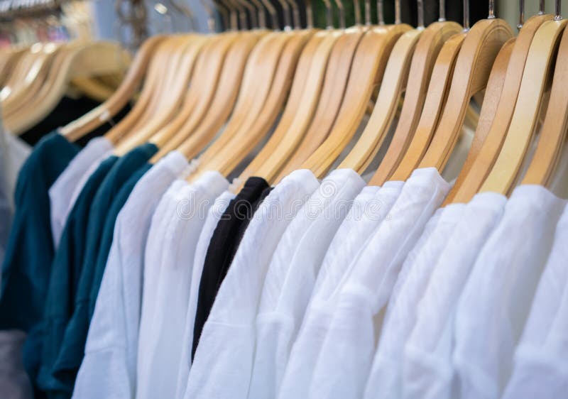 Ropa De Moda En Perchas En Una Tienda De Moda Imagen de archivo ...