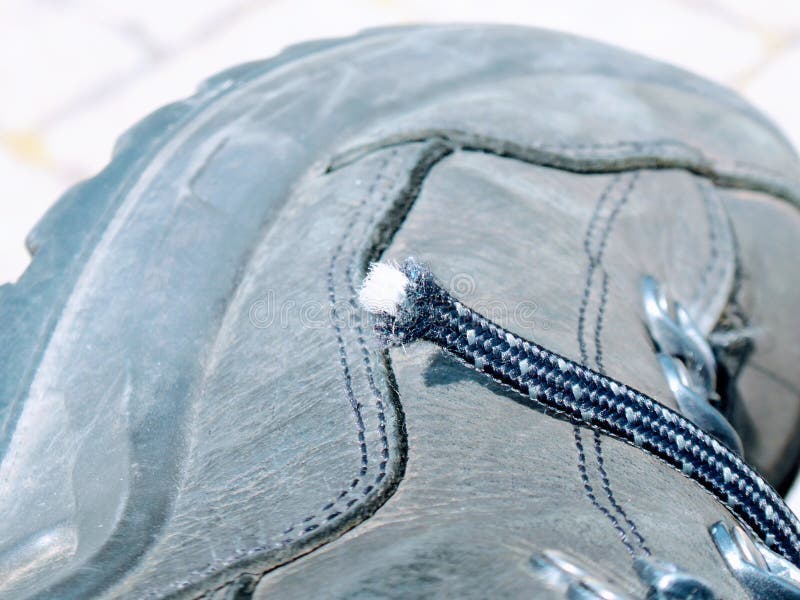 Zapato viejo y quebrado. foto de archivo. Imagen de polvoriento - 1601066