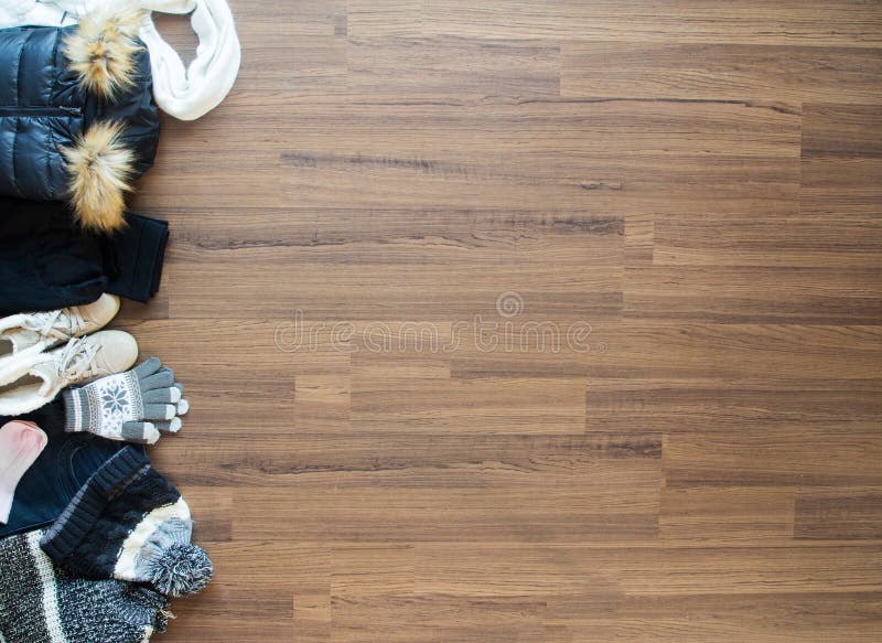 Ropa Del Invierno En Fondo De Madera Foto de archivo - Imagen de equipo ...