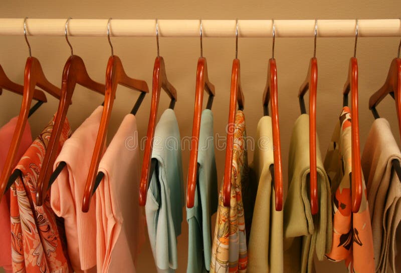 Ropa Del Resorte En Perchas De Madera Imagen de archivo - Imagen de ...