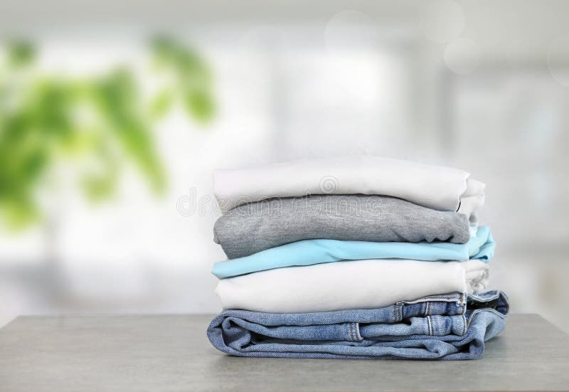 Ropa Doblada Apilada Fotos de stock - Fotos libres de regalías de ...