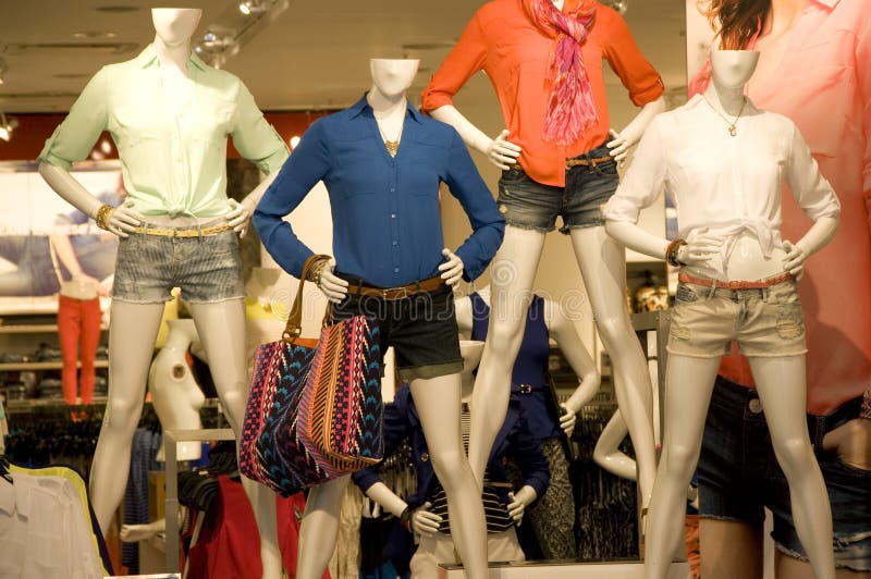 Tienda De Ropa De Las Mujeres Imagen de archivo - Imagen de ...