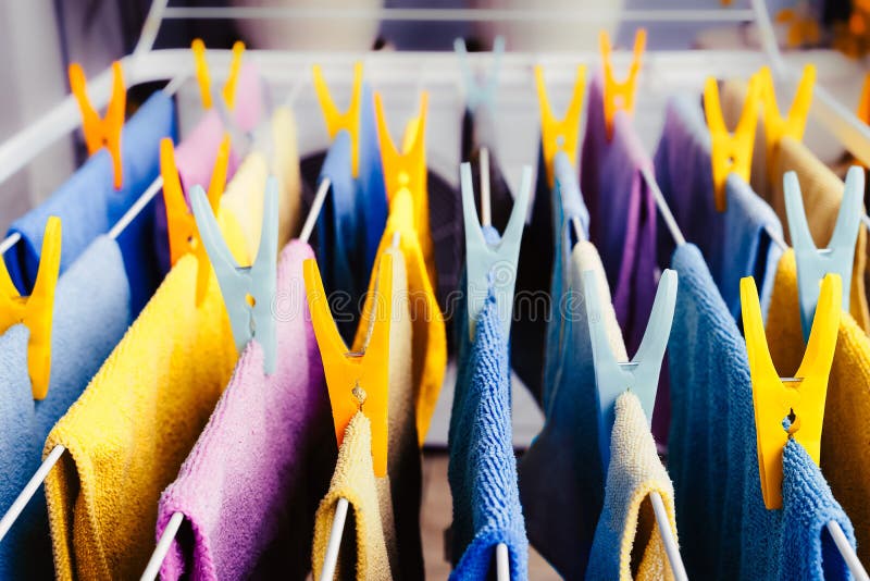 Ropa En El Tendedero De Secado Imagen de archivo - Imagen de textil ...