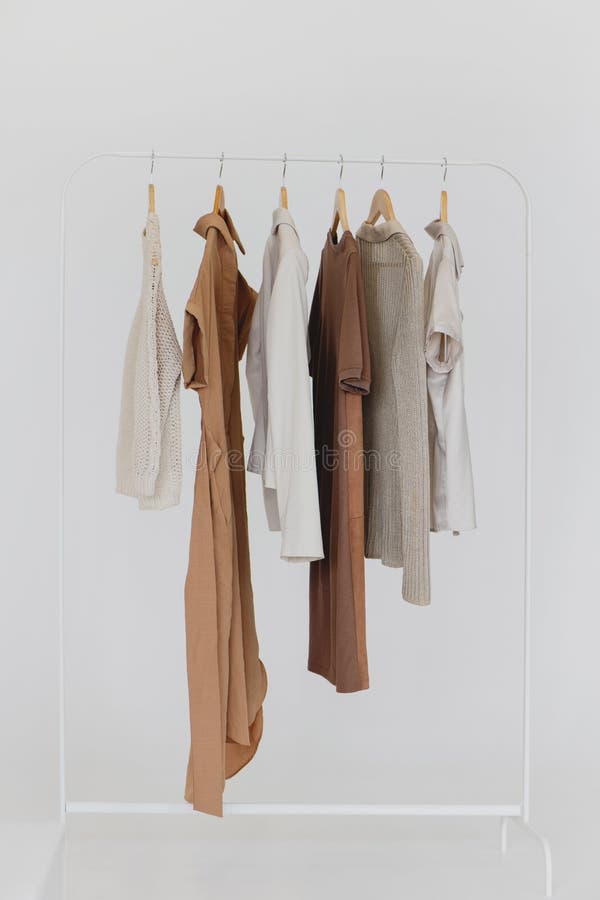 Ropa En Rack Aislada En Blanco. Imagen de archivo - Imagen de hembra ...