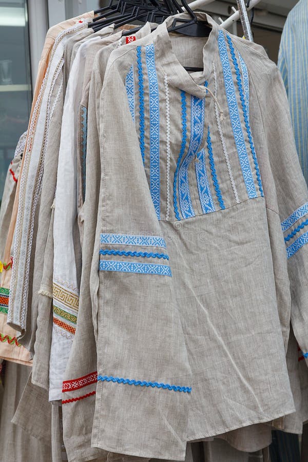 Ropa hecha del lino imagen de archivo. Imagen de perchas - 89177533