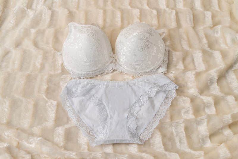 Ropa Interior De Encaje Sobre Tela Beige Como Fondo Imagen de archivo ...