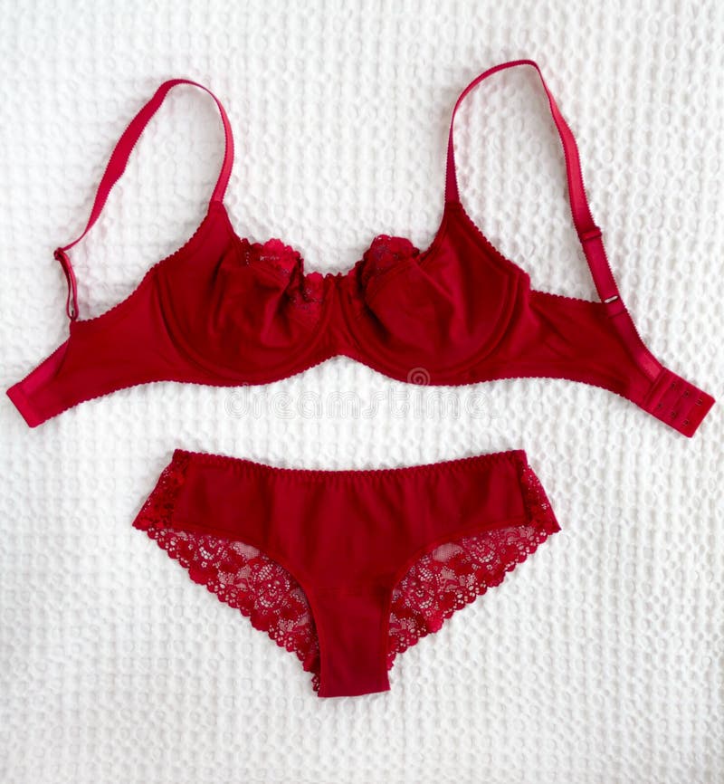 Ropa Interior Roja En El Fondo Blanco Endecha Plana Foto de archivo ...