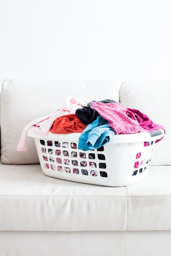 Ropa limpia colorida imagen de archivo. Imagen de fresco - 108403733