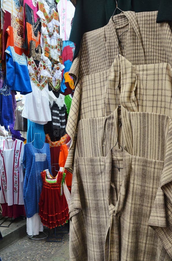 Ropa Mexicana Para La Venta En Un Mercado Imagen de archivo - Imagen de ...