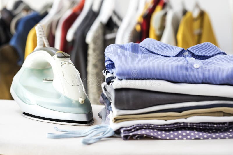 Ropa Que Plancha En El Tablero Que Plancha Imagen de archivo - Imagen ...
