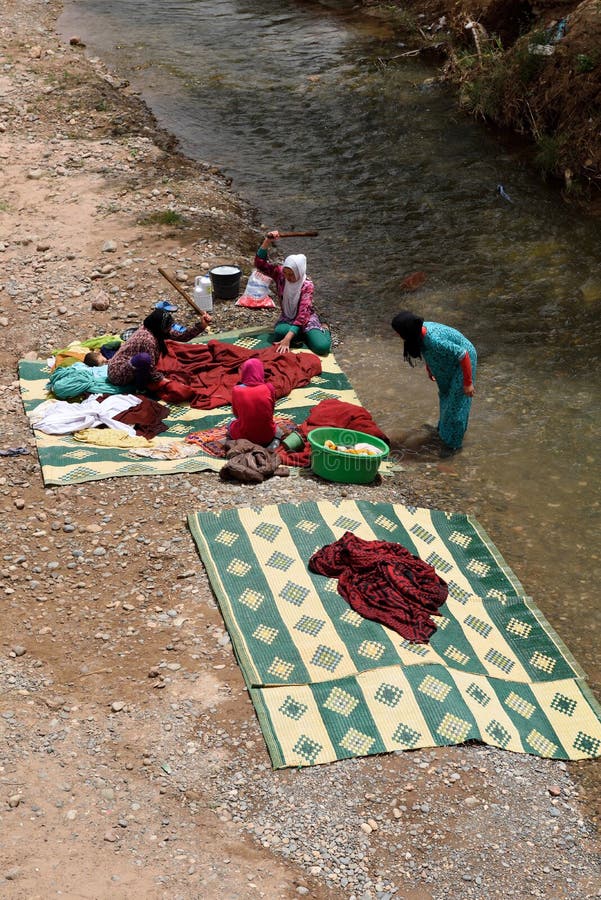 Ropa Que Se Lava De La Gente En El Río Imagen editorial - Imagen de ...