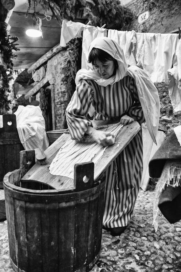 Ropa Que Se Lava De La Lavandera En Un Tablero De Madera Imagen ...