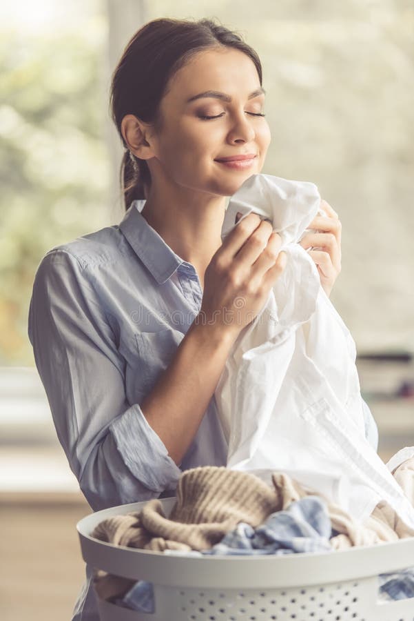 Ropa Que Se Lava De La Mujer Foto de archivo - Imagen de belleza ...