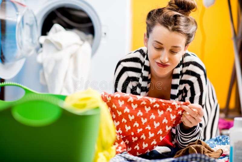 Ropa Que Se Lava De La Mujer En Casa Imagen de archivo - Imagen de ...