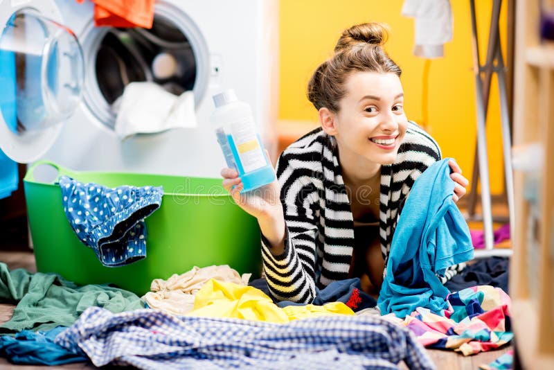 Ropa Que Se Lava De La Mujer En Casa Foto de archivo - Imagen de ...