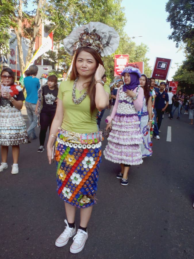 Ropa reciclada imagen editorial. Imagen de desfile, java - 72167345