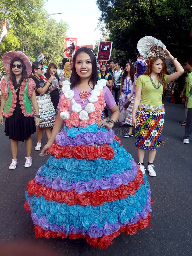 Ropa reciclada fotografía editorial. Imagen de ropas - 72167377