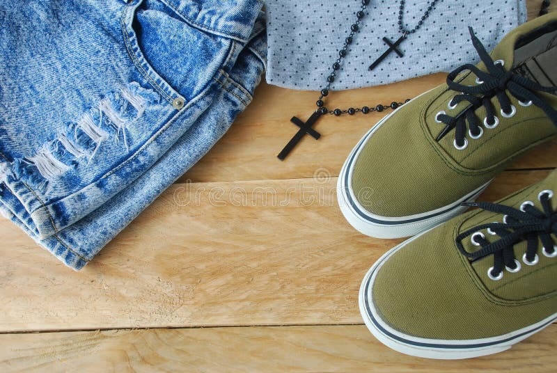 Ropa simple foto de archivo. Imagen de ropa, aceituna - 56512334