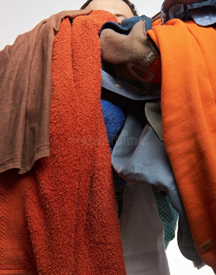 Guardarropa Estorbado Desordenado De La Mujer Con Ropa Y Accesorios ...