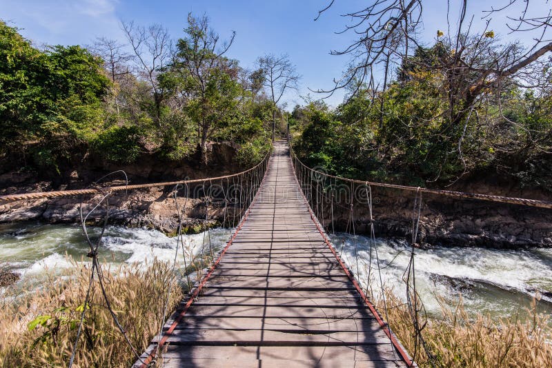 Rope Gehweg Durch Den Fluss in Einem Regenwald Stockbild - Bild von ...