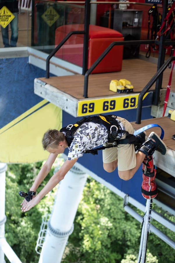 Ropejumping: People in Flight Stock Photo - Image of effect, jumper ...