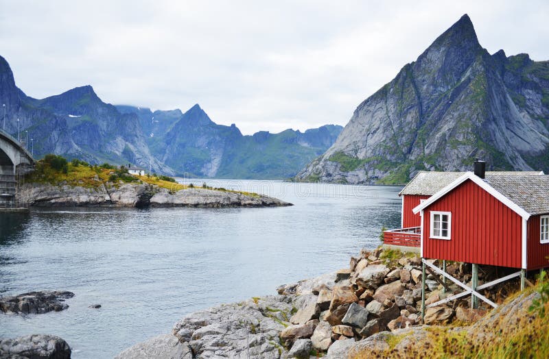 Rorbuer Rojo En Lofoten, Norwary Foto de archivo - Imagen de pesca ...