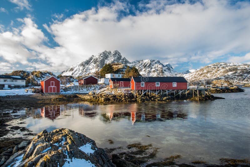 Rorbuer in Lofoten-Inseln stockbild. Bild von stühle - 45796769