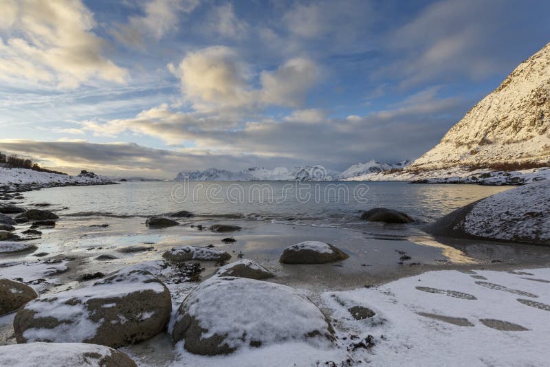 Rorvik-Strand stockfoto. Bild von felsen, fjord, horizont - 71182386