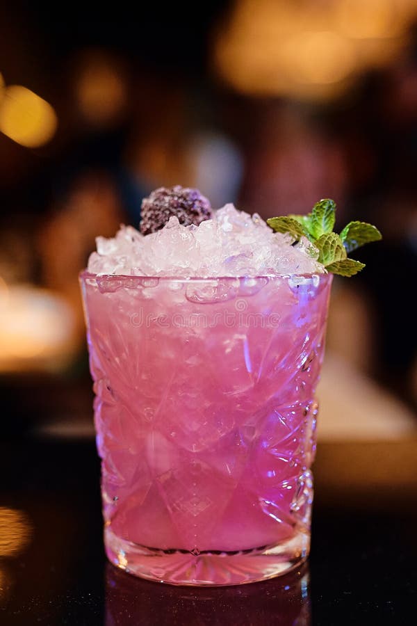 Pinker Cocktail an der Bar stockbild. Bild von nahrung - 86062017