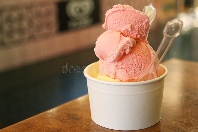 Helado rosado foto de archivo. Imagen de crema, leche, frío - 409314