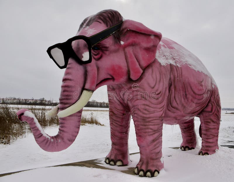 Statue Des Rosafarbenen Elefanten Auf Sanam Luang Verzweigung Redaktionelles Stockbild - Bild ...