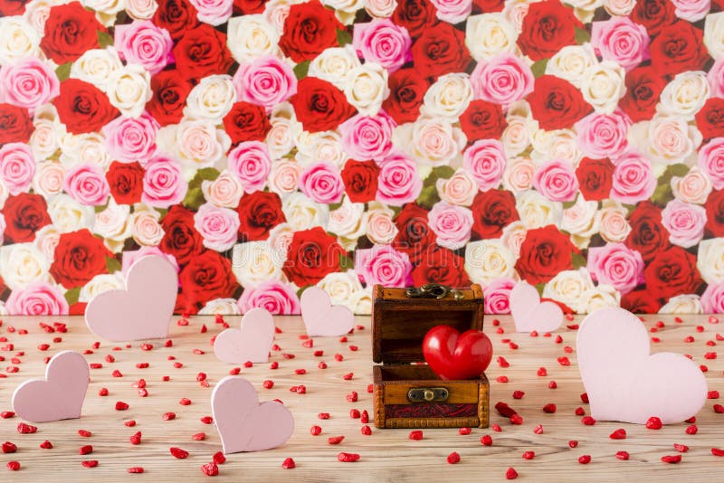 Rosa Herzen Und Ein Rotes Herz Mit Schatztruhe Stockbild - Bild von ...