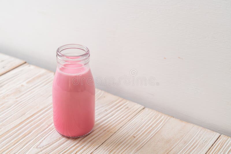 Rosa Milch Oder Erdbeermilch Mit Frischer Milch in Der Flasche ...