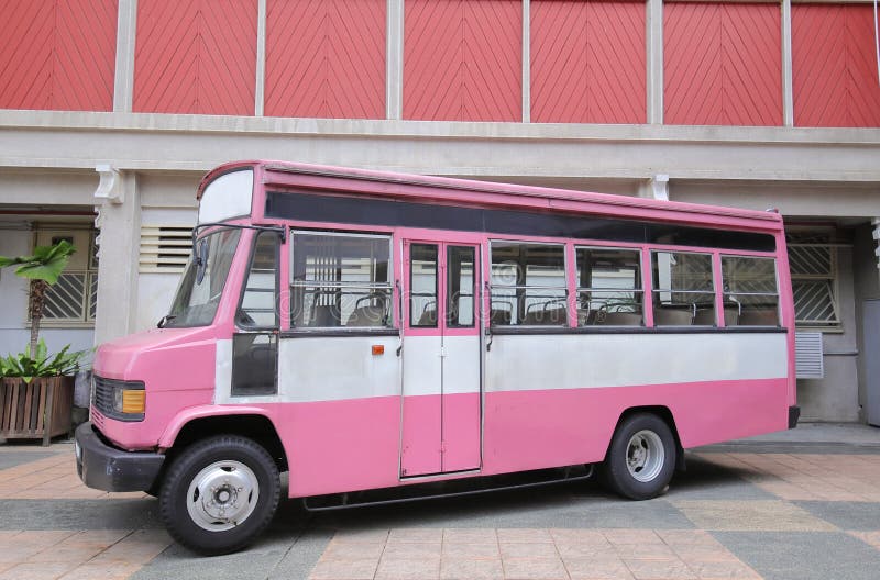 Rosa Minibus stockbild. Bild von mini, fahrzeug, schule - 133849825