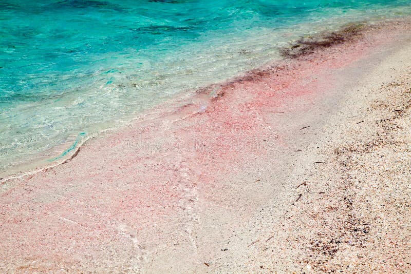 Mehrfarbiger Rosa Sand Und Blaues Wasser Auf Einem Verlassenen Roten ...