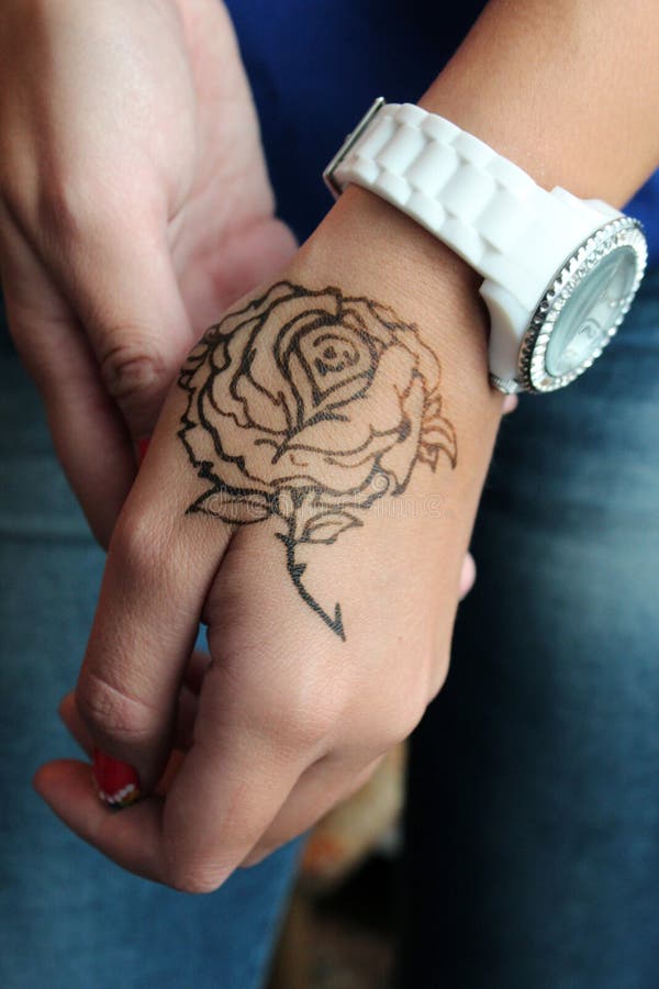 Rosa sulla mano immagine stock. Immagine di fiore, nero - 55371765